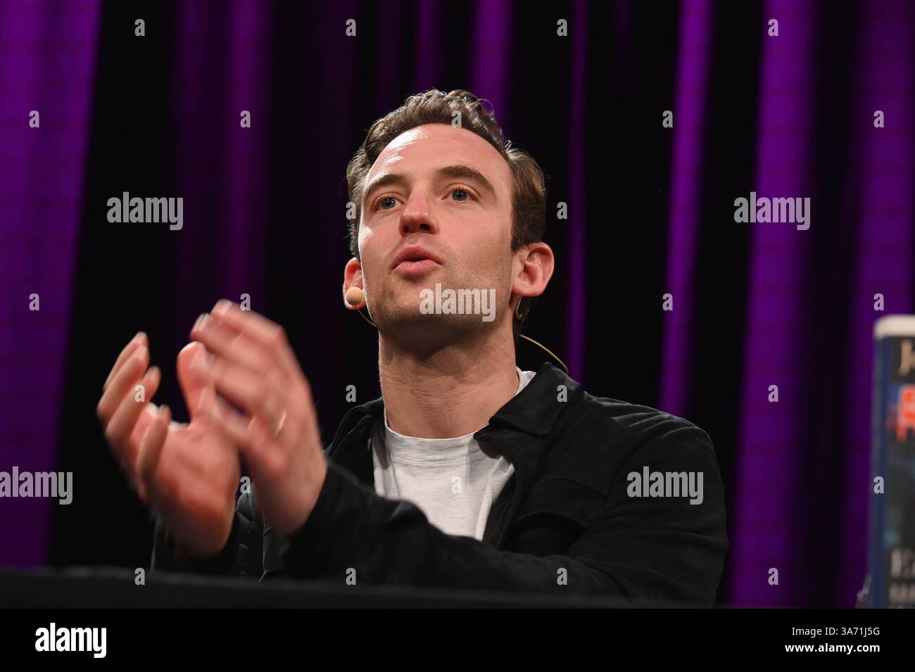 Schweizer Schriftsteller Joël Dicker liest und spricht auf der Lit ...