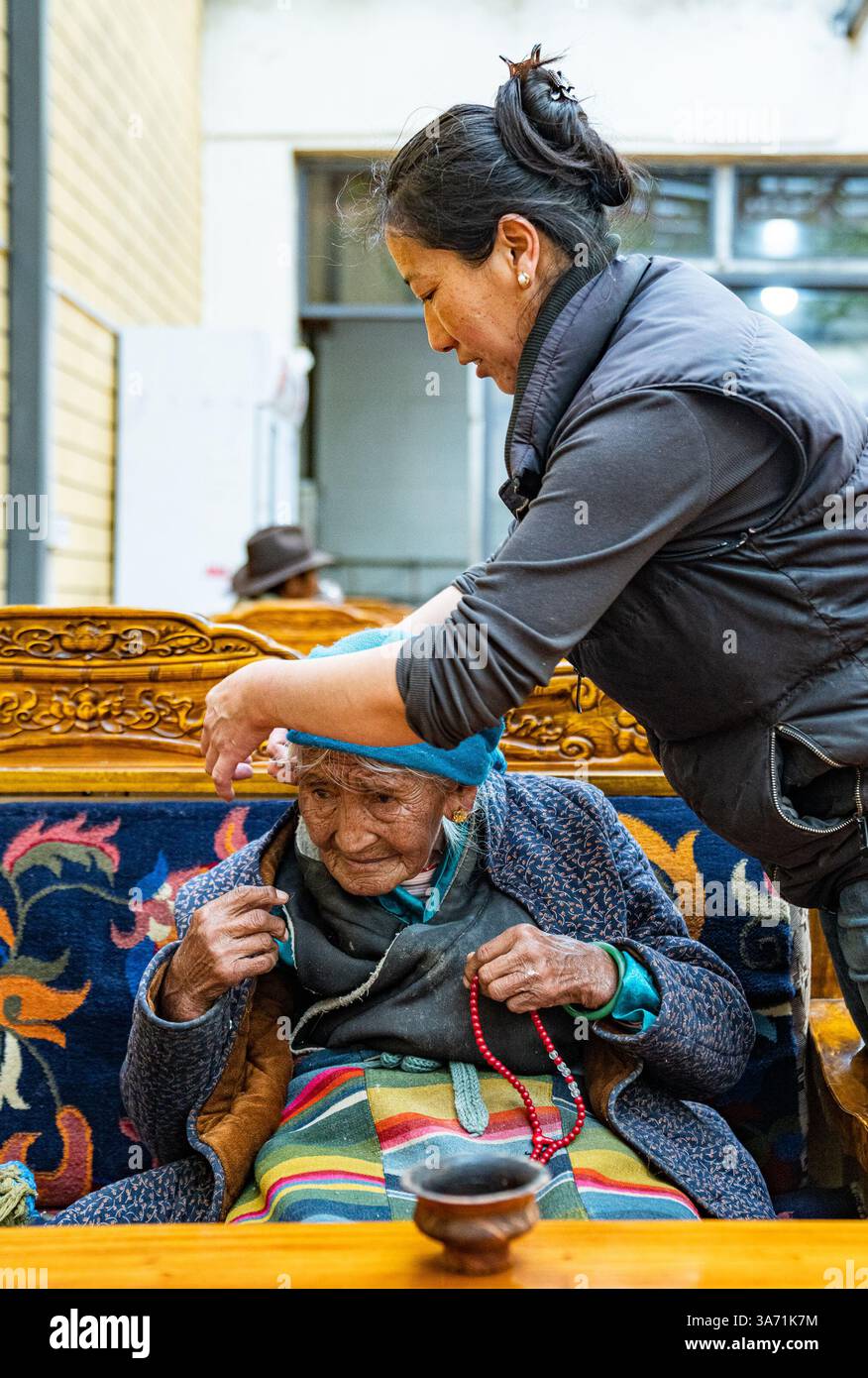 (250326) -- SHANNAN, March 26, 2025 (Xinhua) -- Granddaughter-in-law of ...