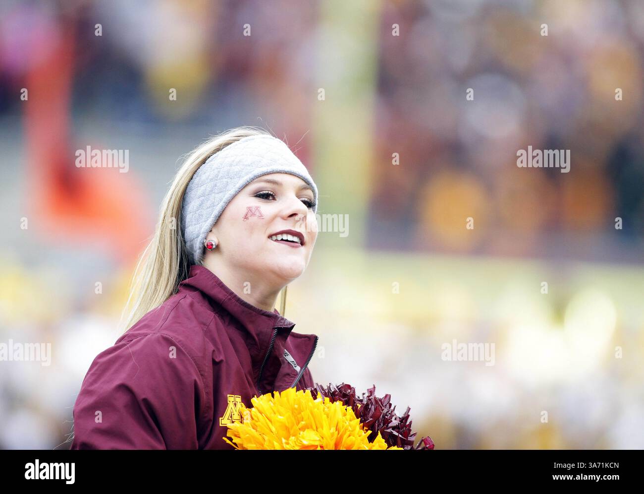 University of minnesota gophers cheerleader hi-res stock photography ...