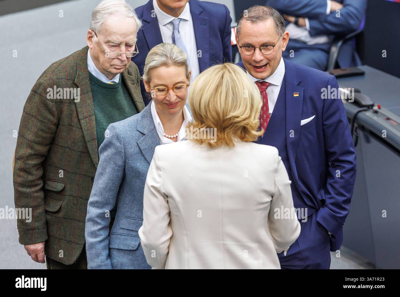 Plenarsitzung im Deutschen Bundestag Alice Weidl gratuliert Julia ...
