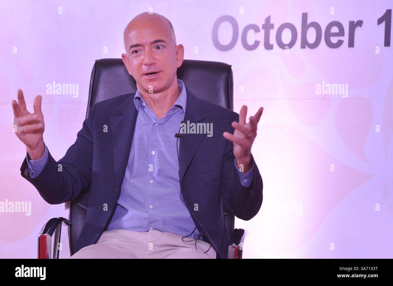 Jeff bezos amazon environment hi-res stock photography and images - Alamy