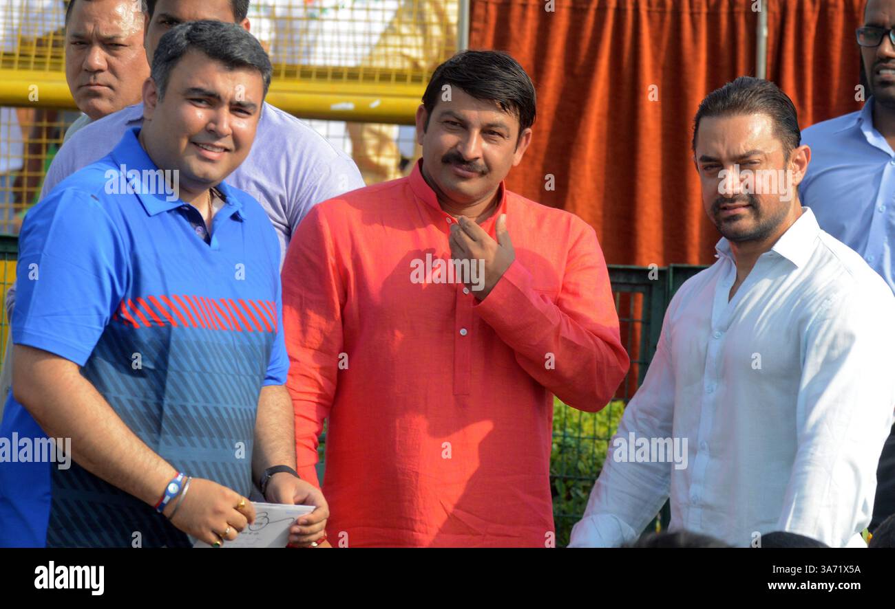NEW DELHI,INDIA â€“OCTOBER 2: Actor Aamir Khan, BJP MP Manoj Tiwari and ...