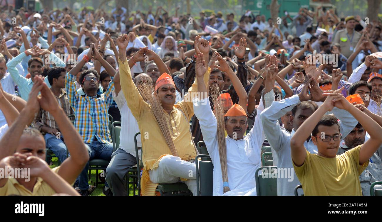 NEW DELHI,INDIA â€“OCTOBER 2: People taking pledge for cleanliness ...