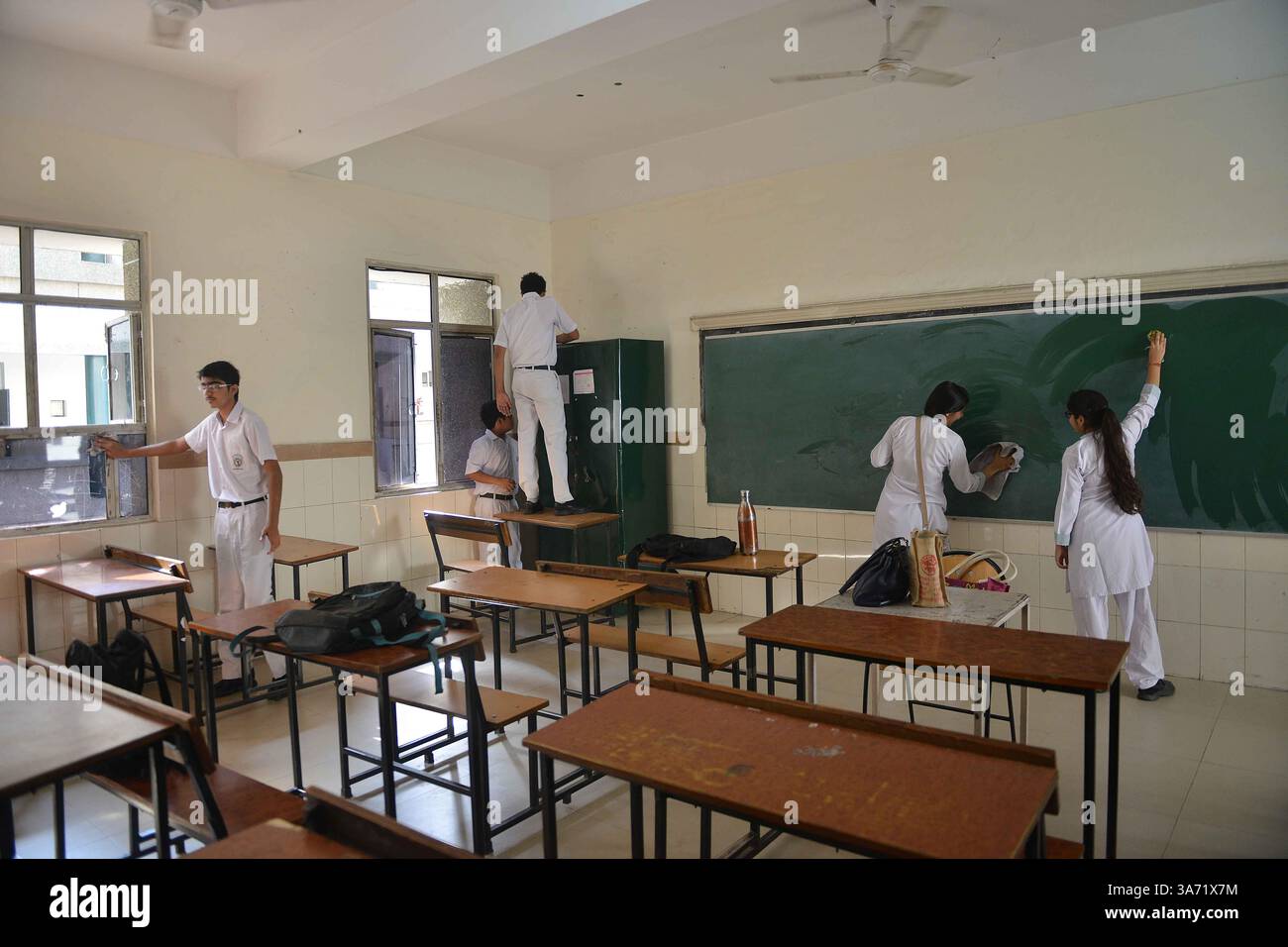 NEW DELHI,INDIA â€“OCTOBER 2: Swachh Bharat Abhiyan at DPS school ...