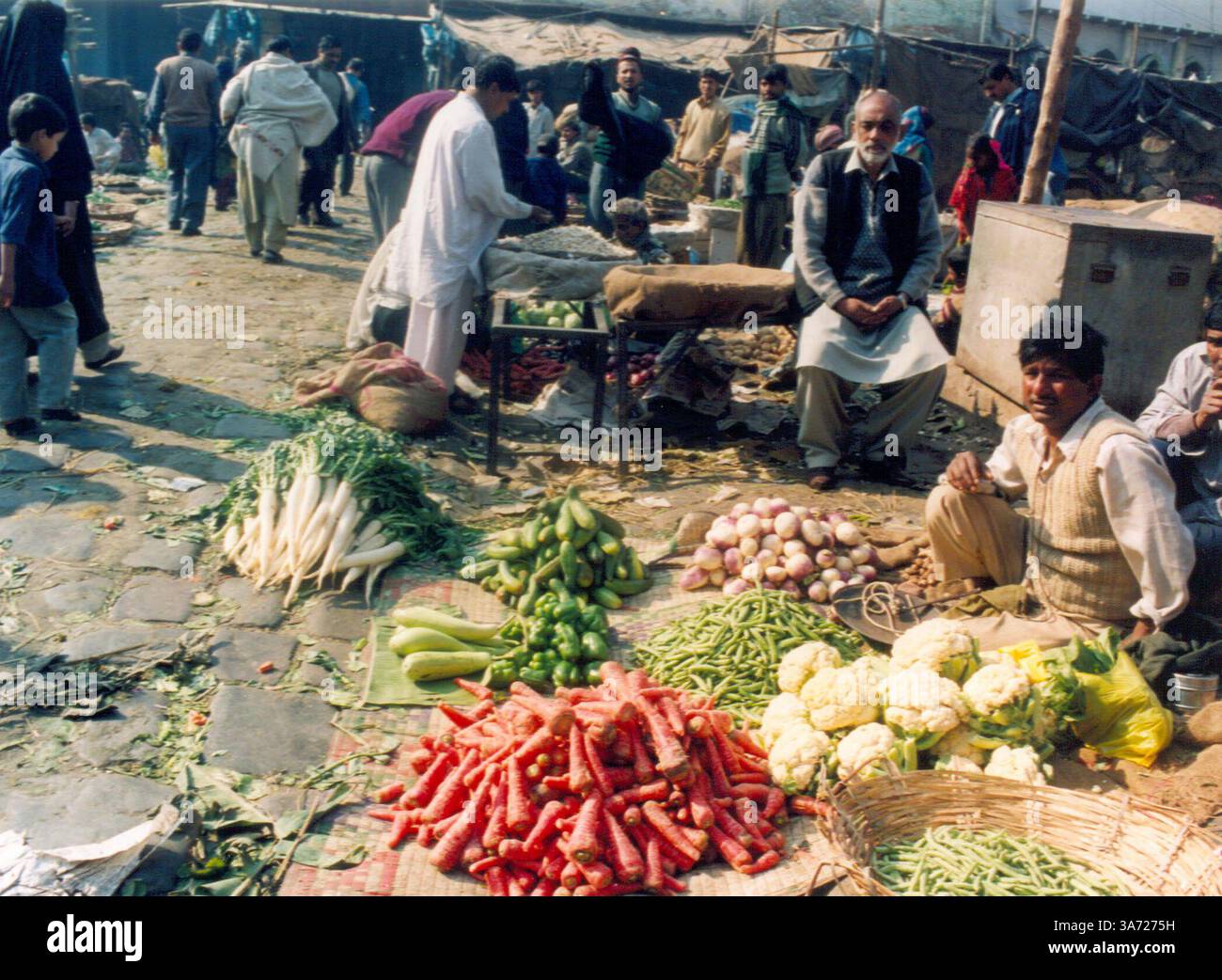 Apr 29, 2004; New Delhi, INDIA; FILE PHOTO: Date unknown. People buying ...