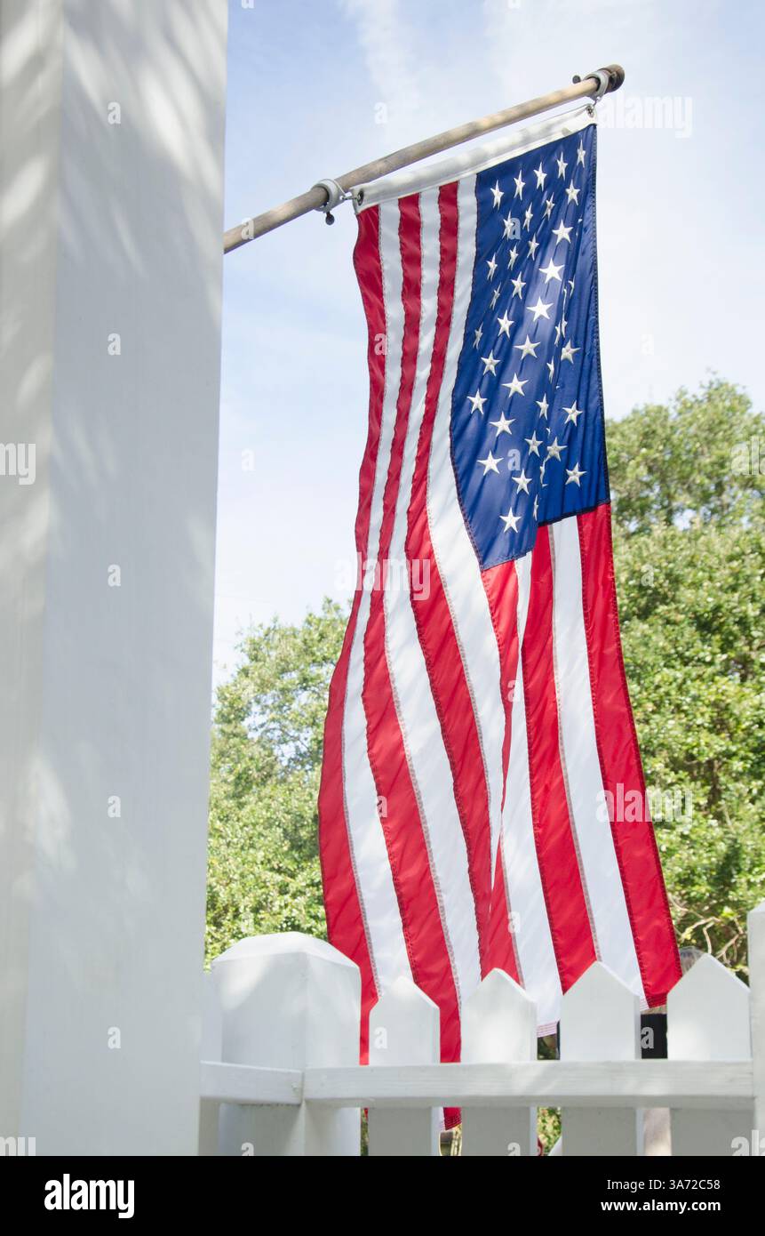 Hanging flag white house hi-res stock photography and images - Alamy