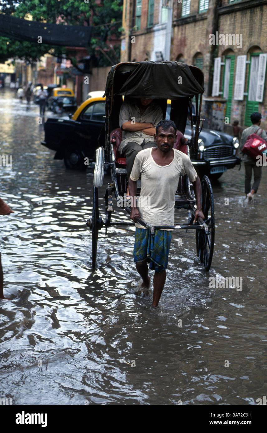 Jan. 1, 2011 - K36559PQ CALCUTTA, INDIA.RICKSHAW PULLER PLIES HIS TRADE ...