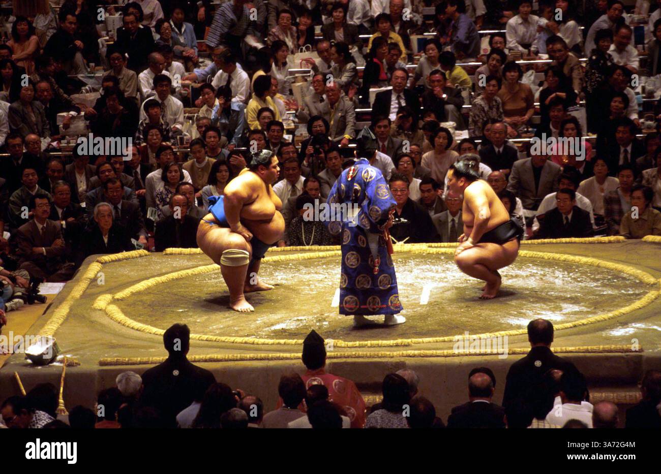 Jan. 1, 2011 - K32133 JAPAN.KONISHIKI, ON LEFT, THE HEAVIEST SUMO ...