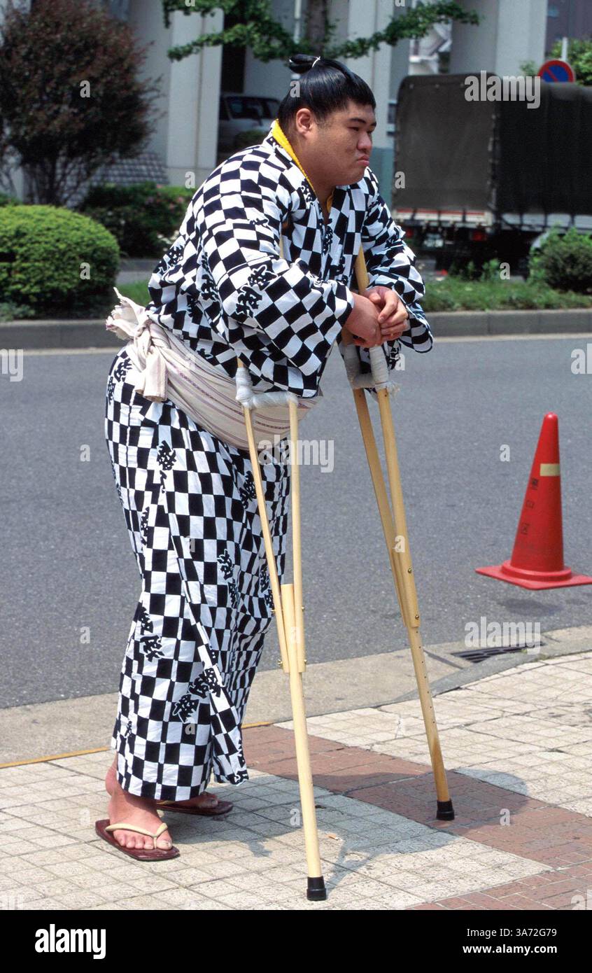 Jan. 1, 2011 - K32133 JAPAN.INJURED SUMO WRESTLER OUTSIDE KOKUGIKAN ...
