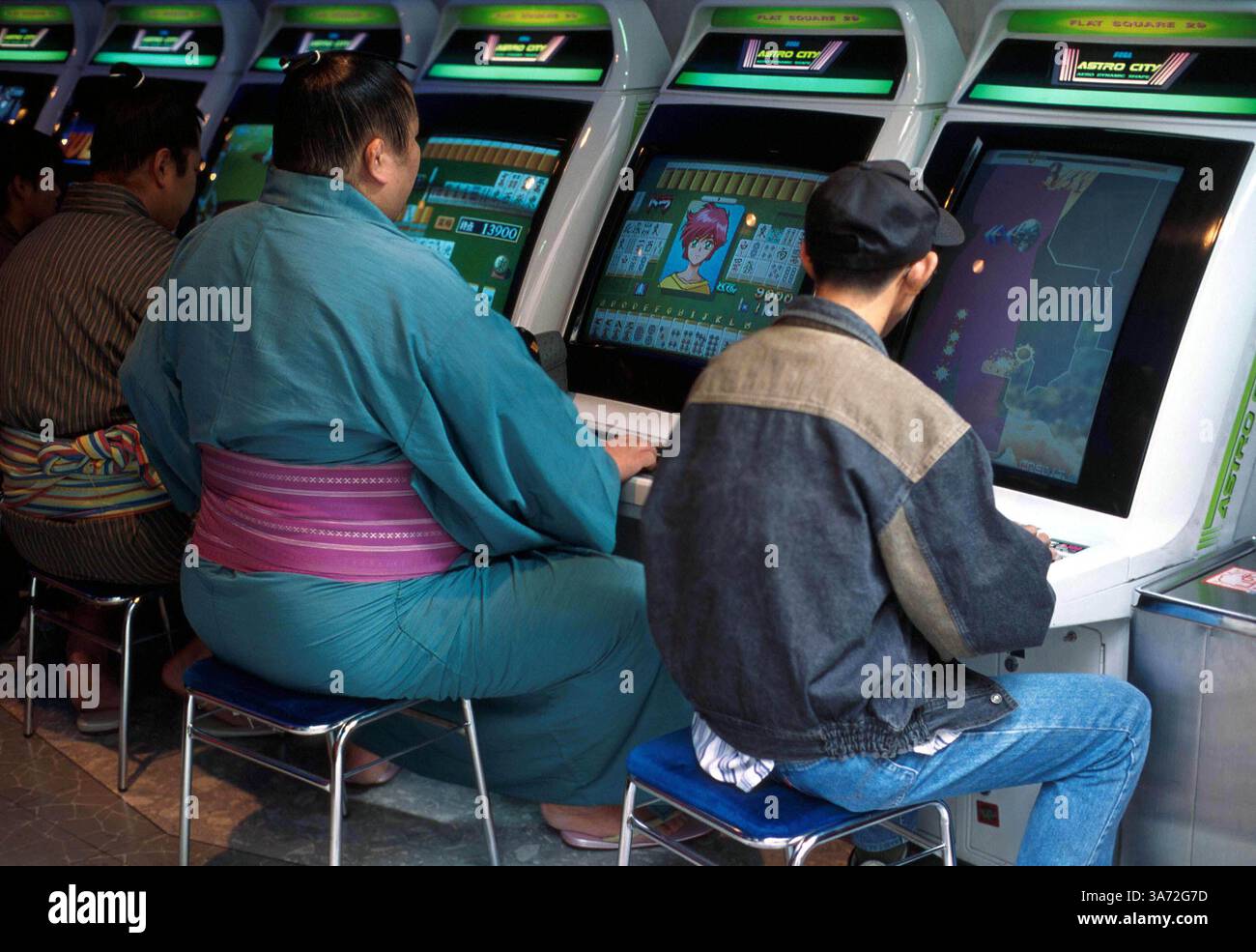 Jan. 1, 2011 - K32133 JAPAN.SUMO WRESTLER PLAYS AT A GAME CENTER IN ...