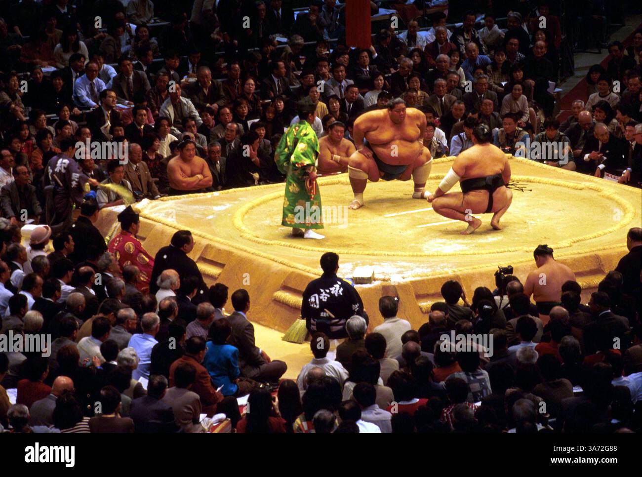 Jan. 1, 2011 - K32133 JAPAN.KONISHIKI, ON LEFT, THE HEAVIEST SUMO ...