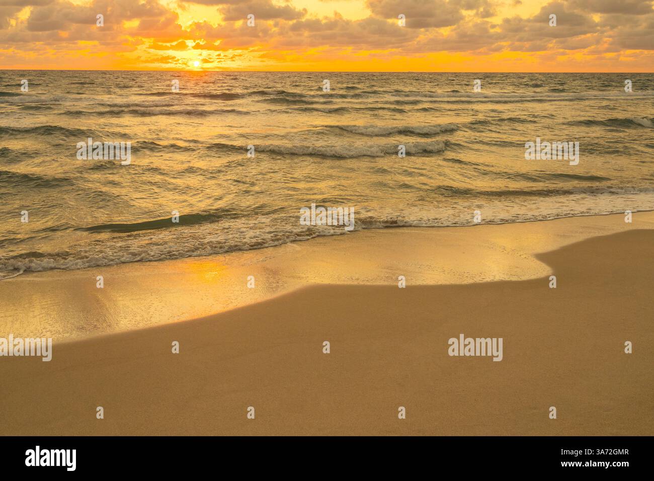 Sand waters edge sandy hi-res stock photography and images - Alamy