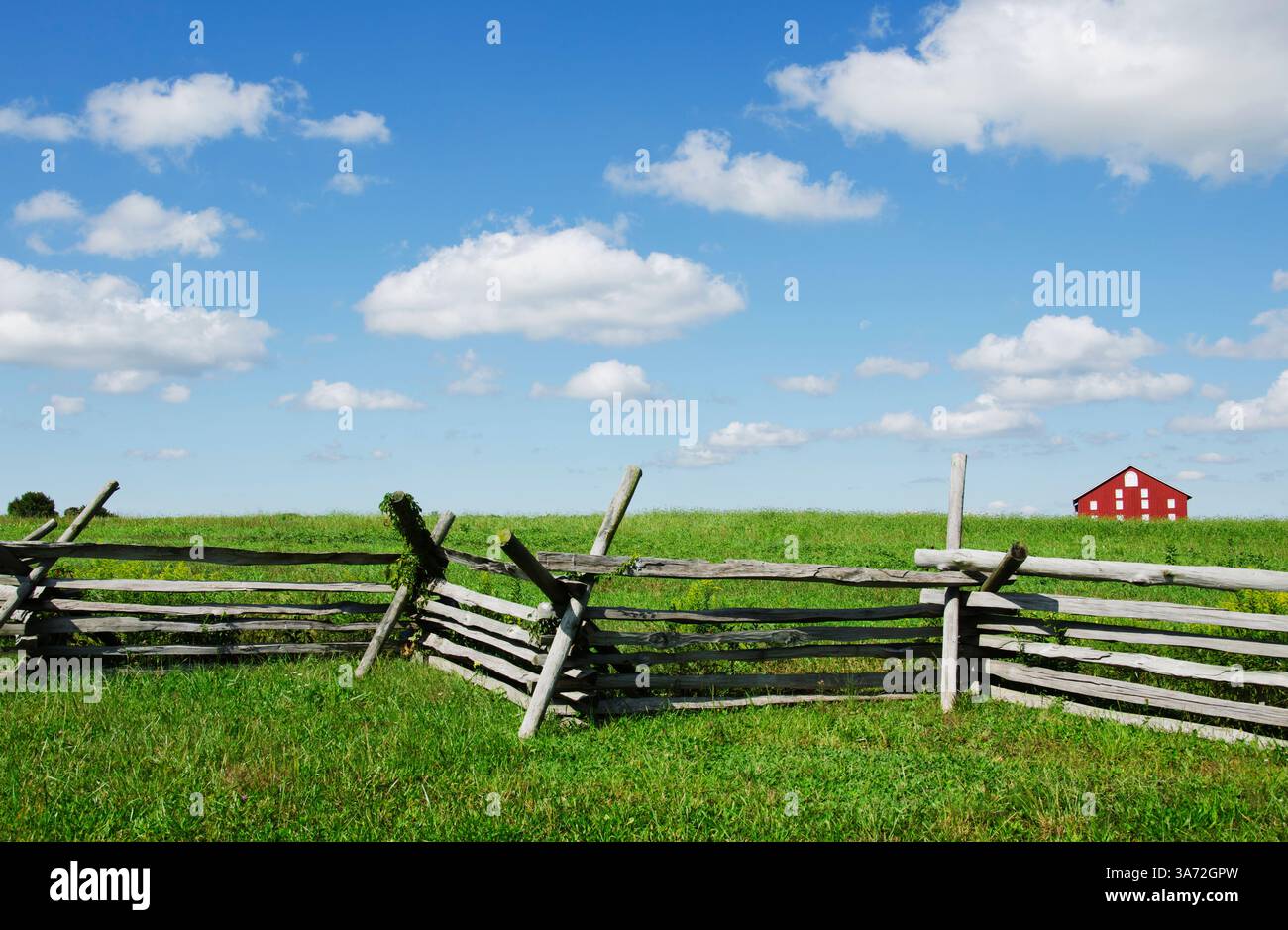 Fence in green field at Joseph Spangler Farm, Gettysburg National ...