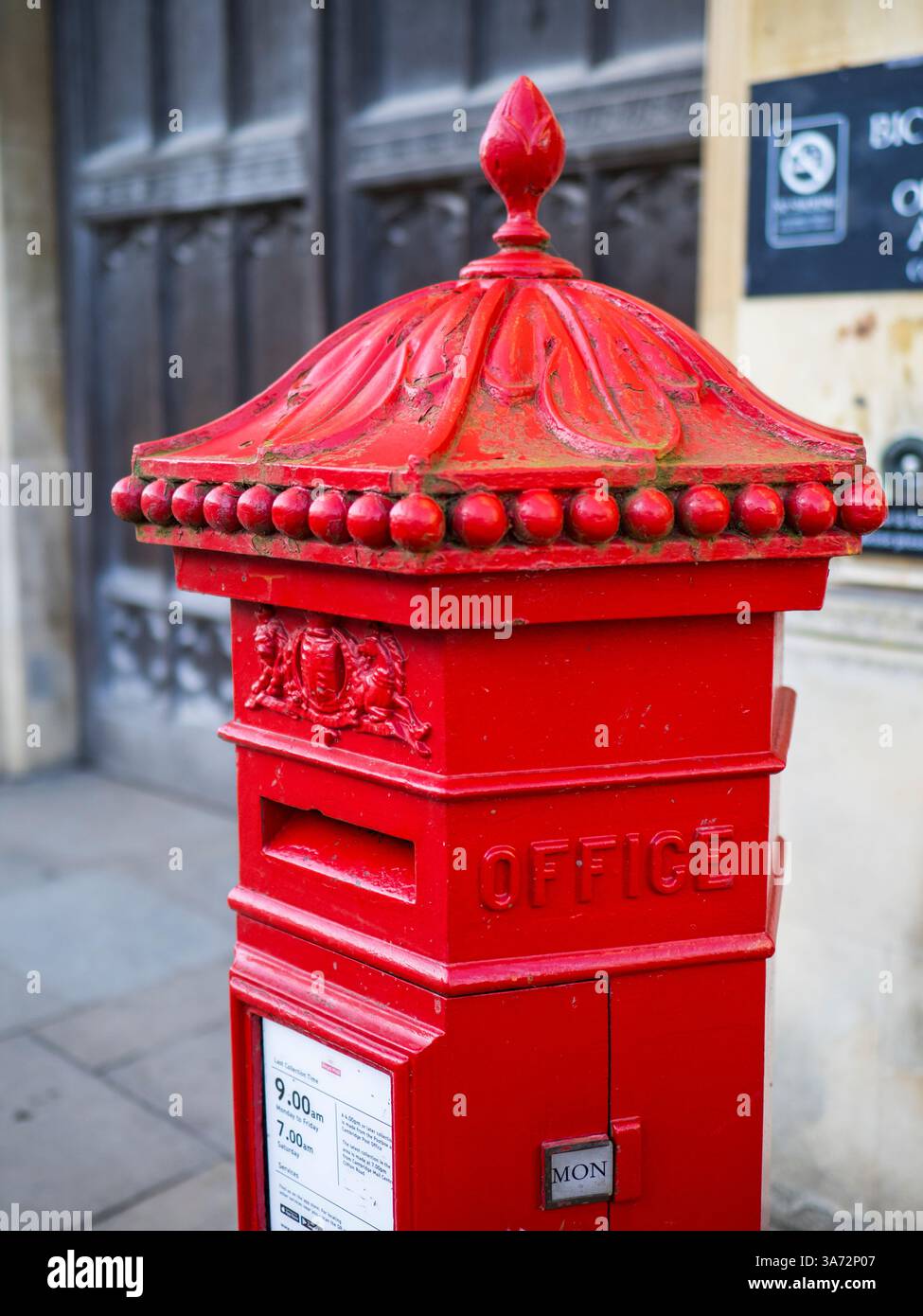 Red Letter Box, Entrance to Kings College, Kings Parade, Kings College ...