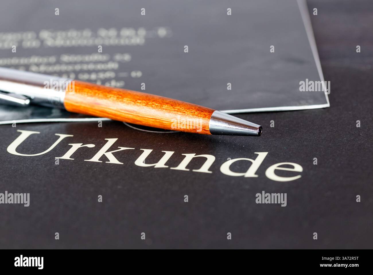 Nahaufnahme von einem notariellen Vertrag bzw. einer Urkunde *** Close ...