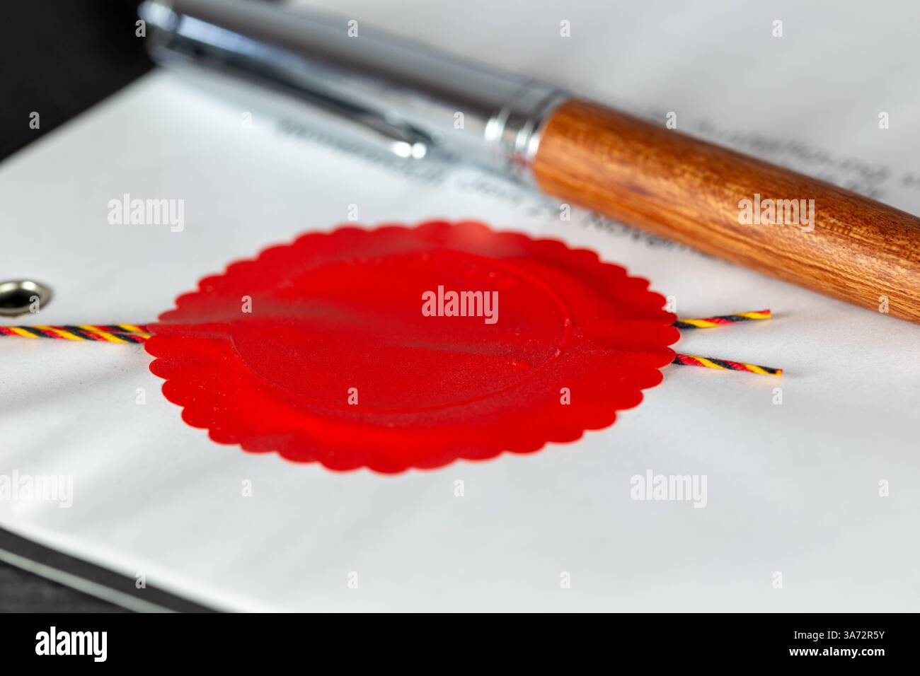 Nahaufnahme von einem notariellen Vertrag mit rotem Dienstsiegel ...