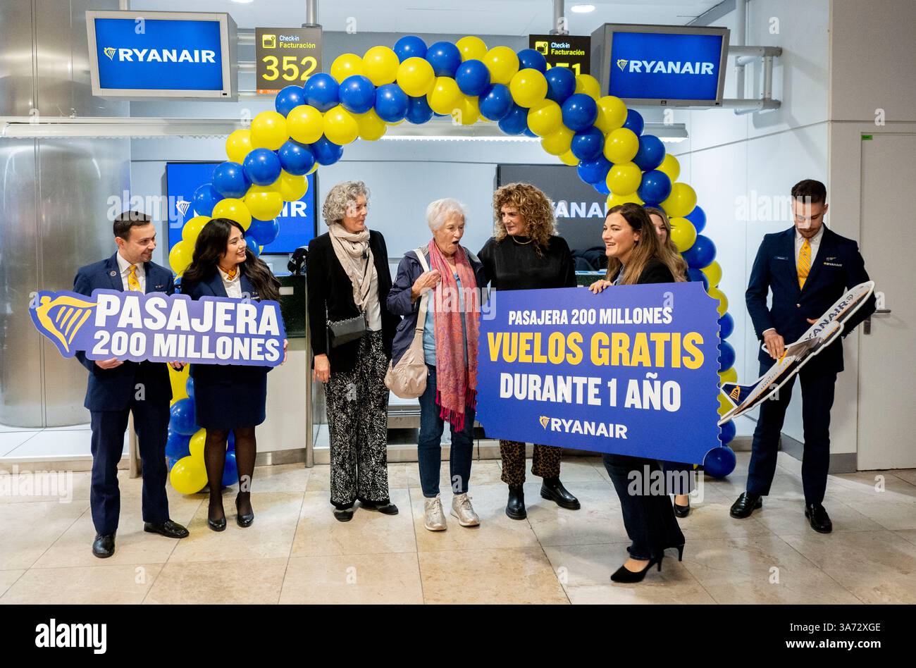 Ryanair's head of Spain and Portugal, Elena Cabrera (2r), 200 millionth ...