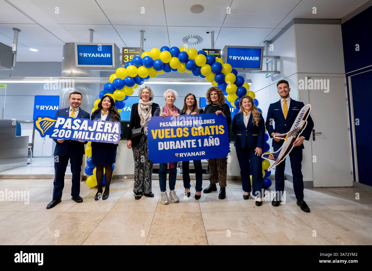 Ryanair's head of Spain and Portugal, Elena Cabrera (4r), 200 millionth ...