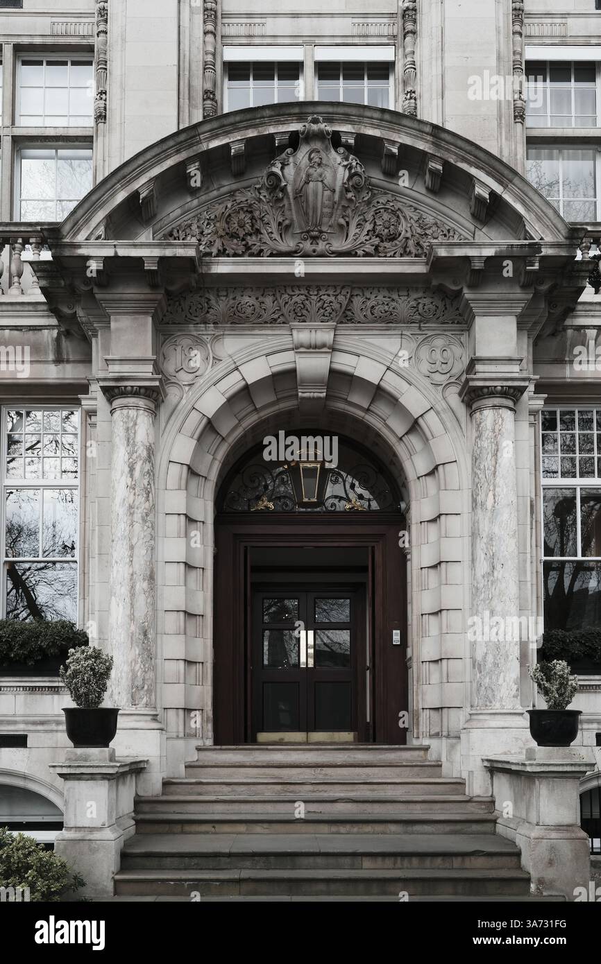 Segmental pediment hi-res stock photography and images - Alamy