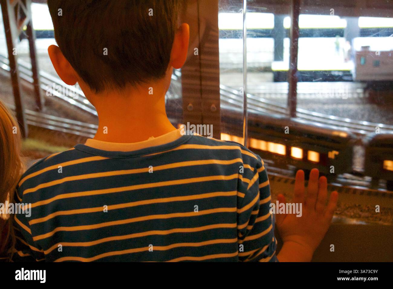 Nov. 21, 2014 - New York, New York, U.S - Kids show their fascination ...