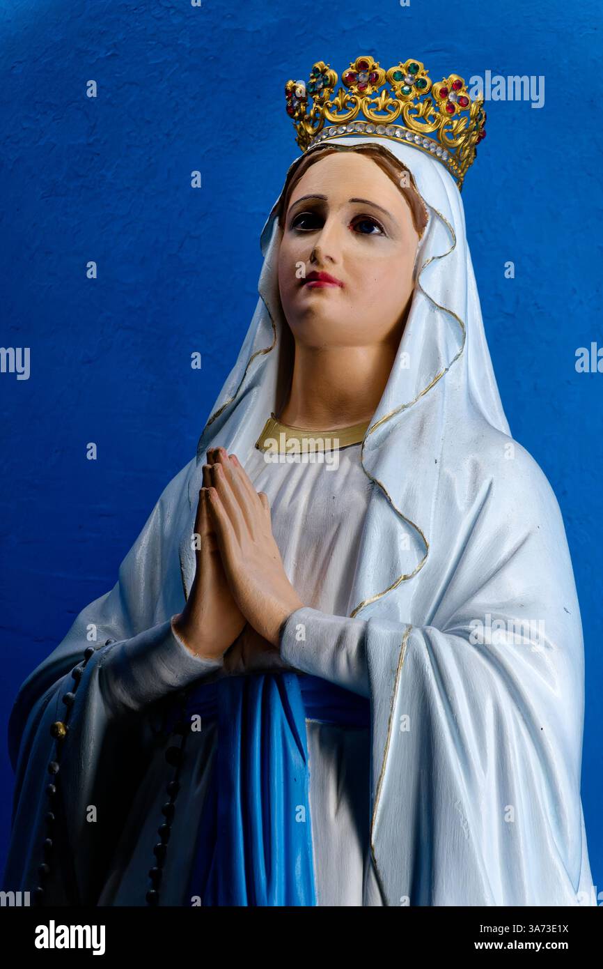 Statue crowned madonna lady hi-res stock photography and images - Alamy