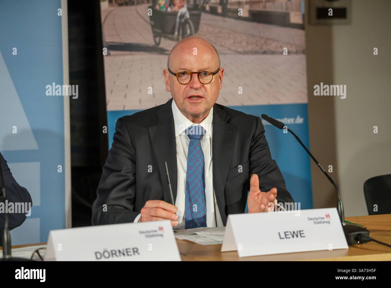 Pressekonferenz des Deutschen Städtetages. Das Präsidium des Deutschen ...