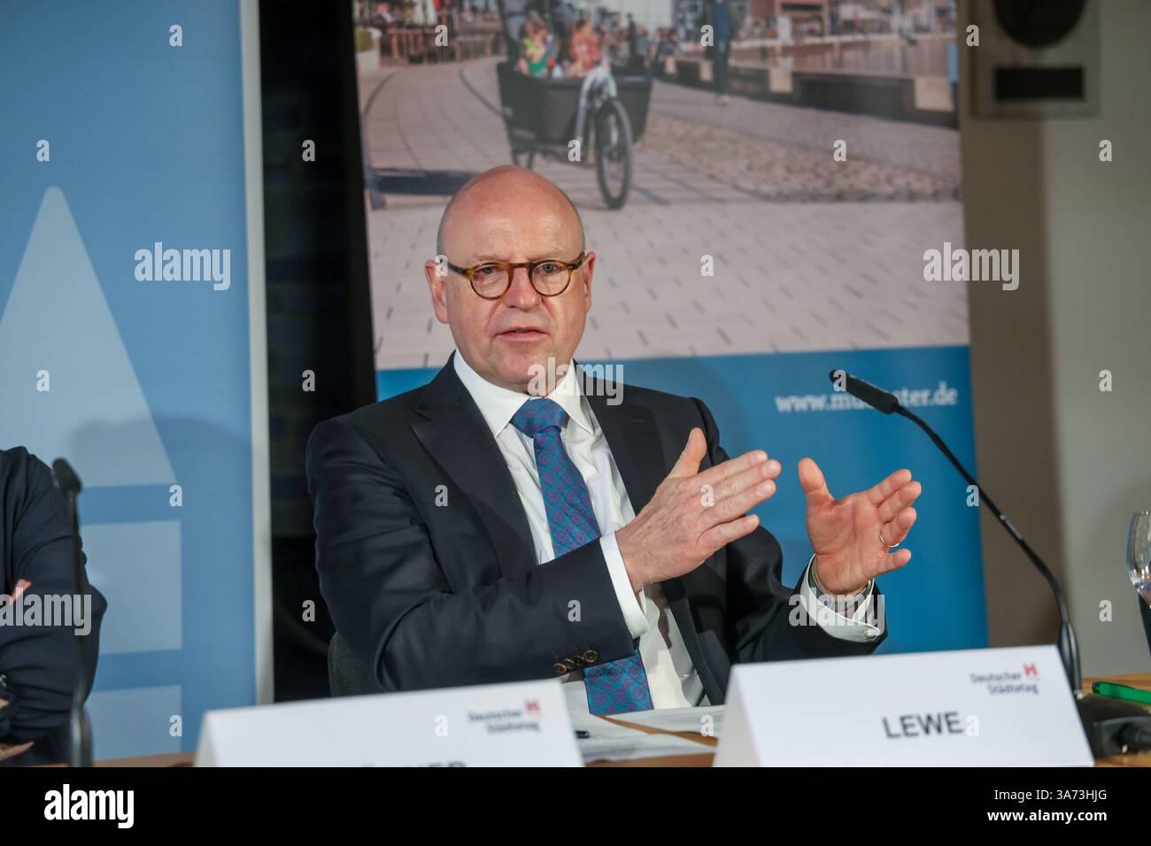 Pressekonferenz des Deutschen Städtetages. Das Präsidium des Deutschen ...
