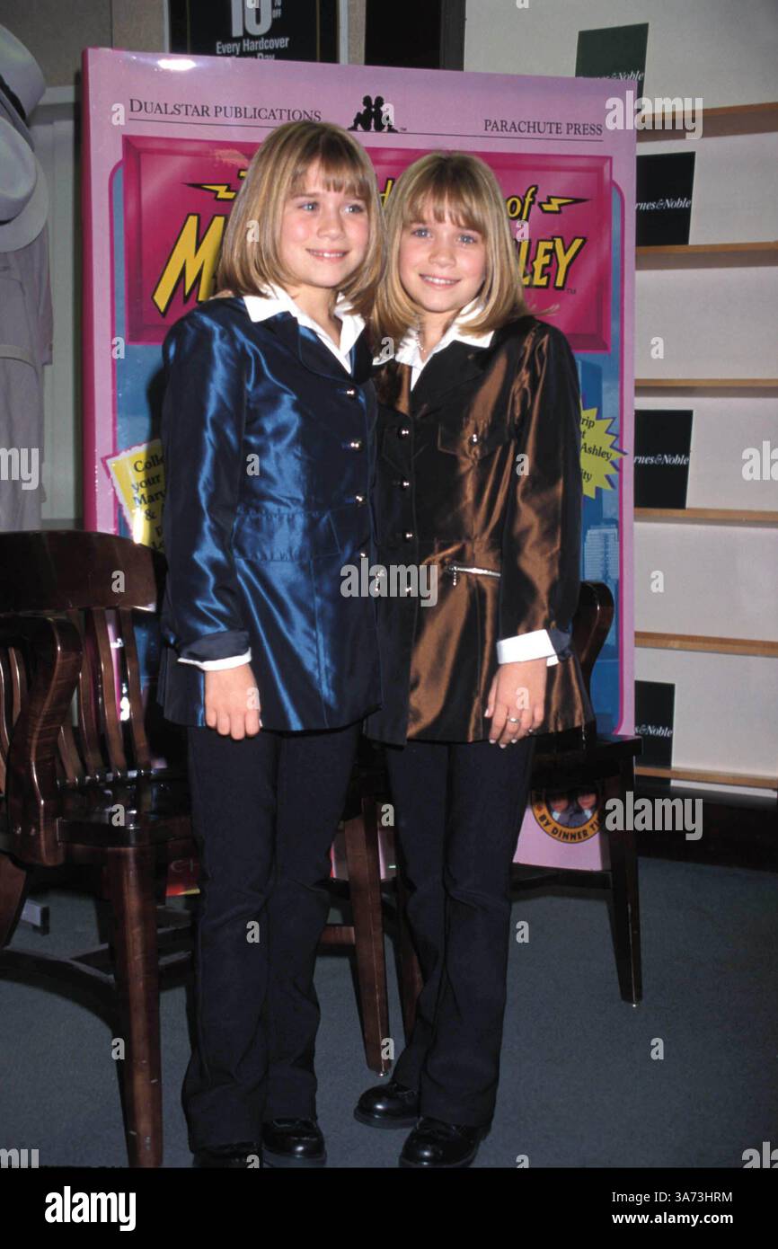 Jan. 17, 1998 - K11117WW.MARY-KATE AND ASHLEY OLSEN BOOK SIGNING THE ...