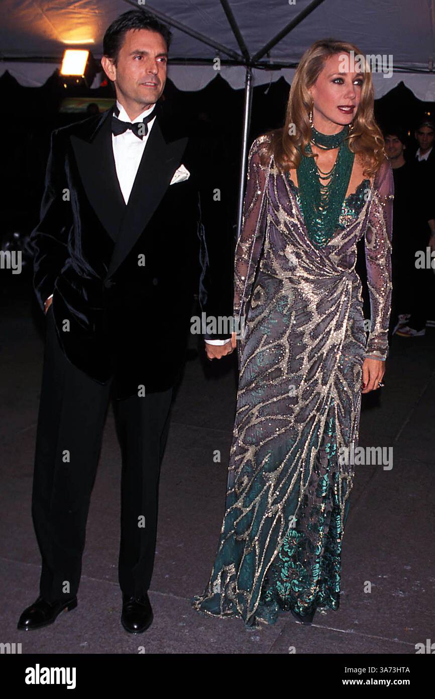 Costume institute gala 1997 hi-res stock photography and images - Alamy