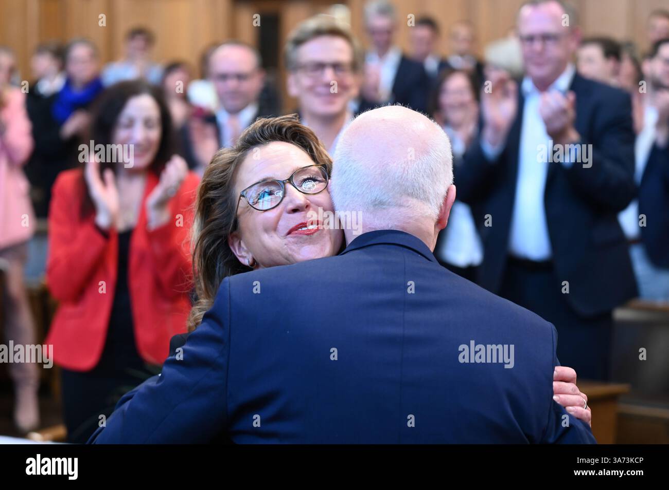 26 March 2025, Hamburg: Peter Tschentscher (SPD, r), First Mayor of ...