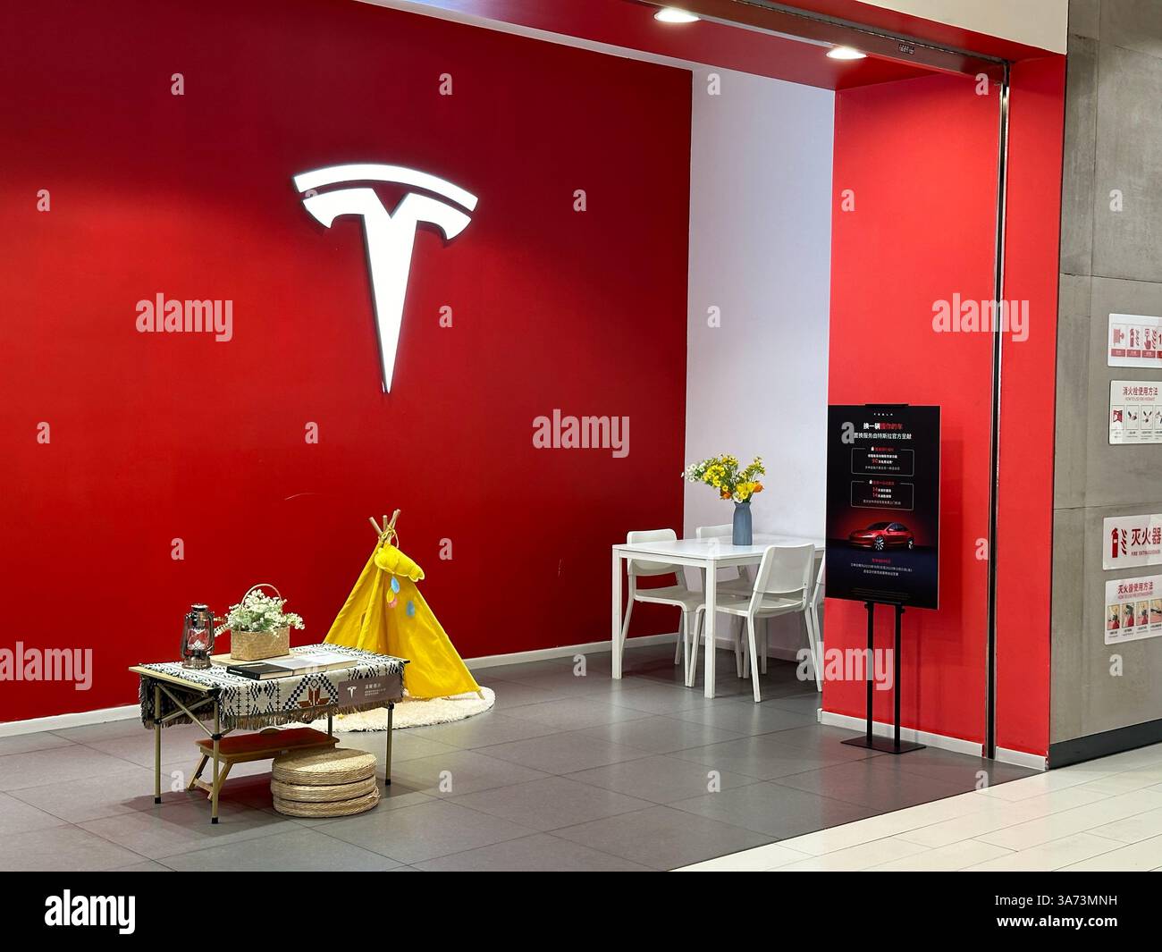 Tesla electric car brand logo smartphone stock photos and images - Alamy