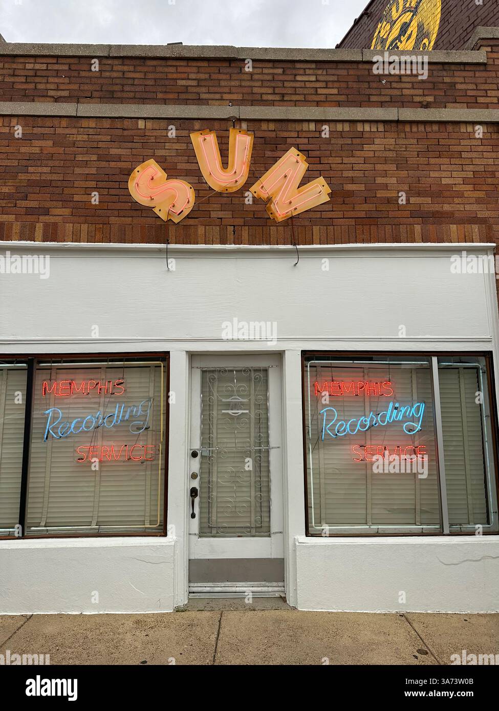 Elvis presley sun recording hi-res stock photography and images - Alamy