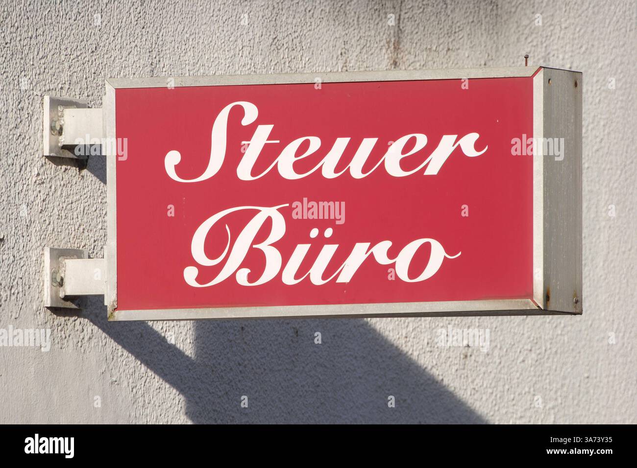 Schild Steuerbüro im Kölner Stadtteil Nippes *** Signboard tax office ...