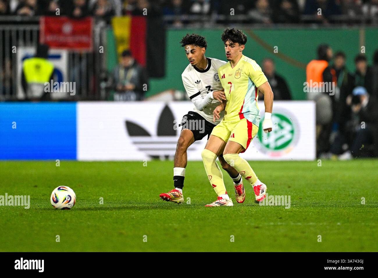 Nathaniel Brown (Deutschland, #03) im Zweikampf mit Diego Lopez ...