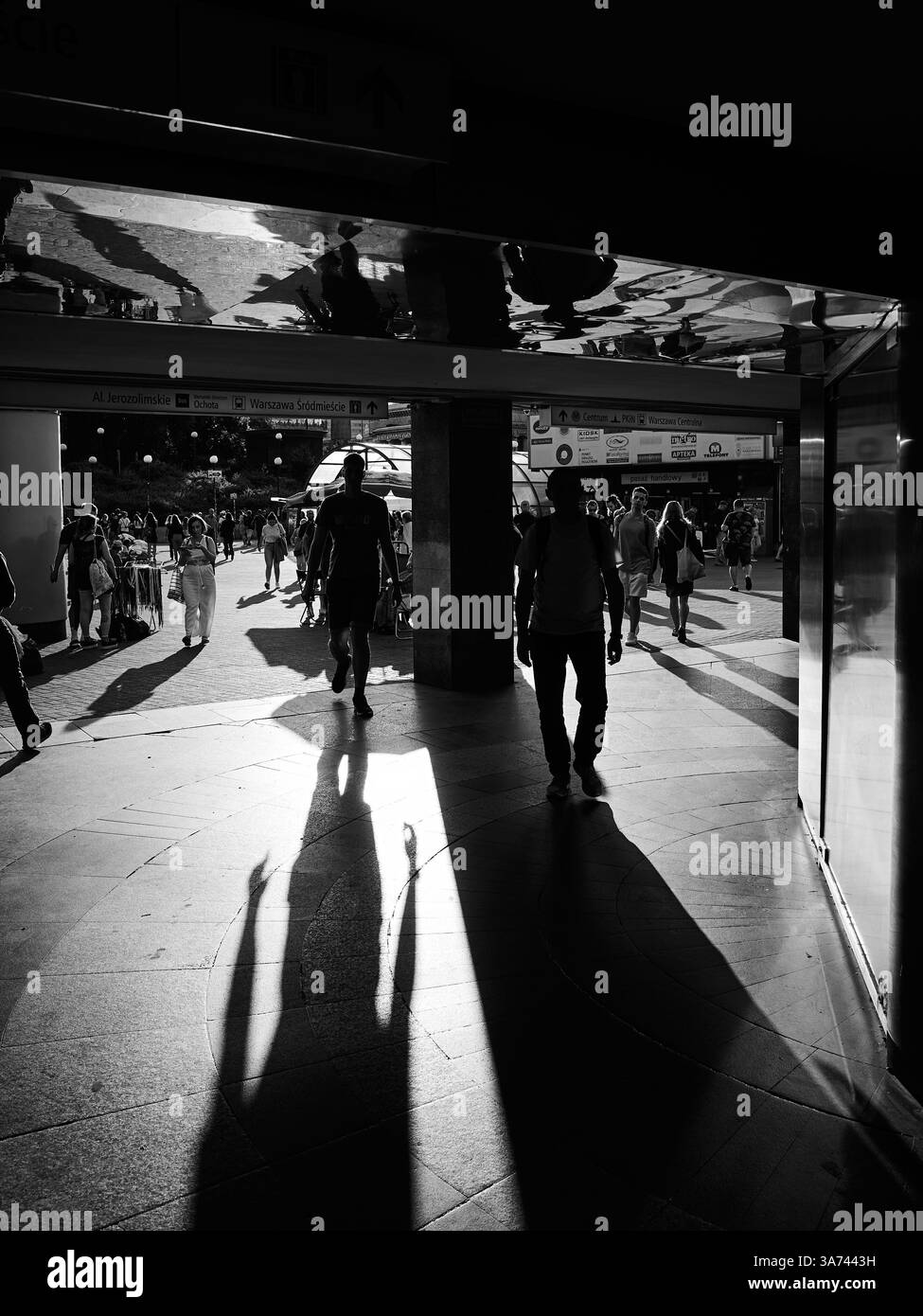 Group people in busy Black and White Stock Photos & Images - Alamy