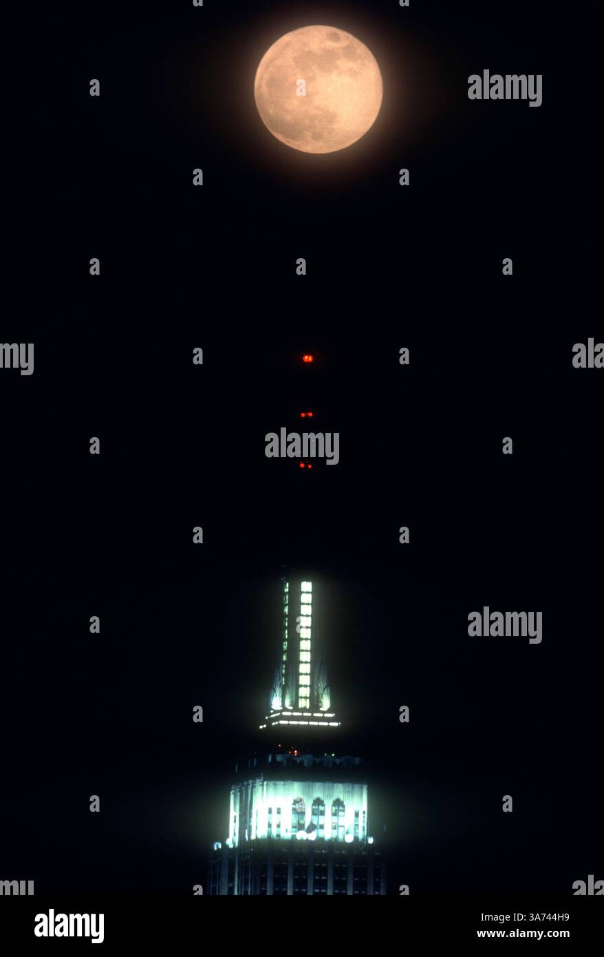 Sep 23, 1989 - Manhattan, New York, U.S. - The Empire State Building ...