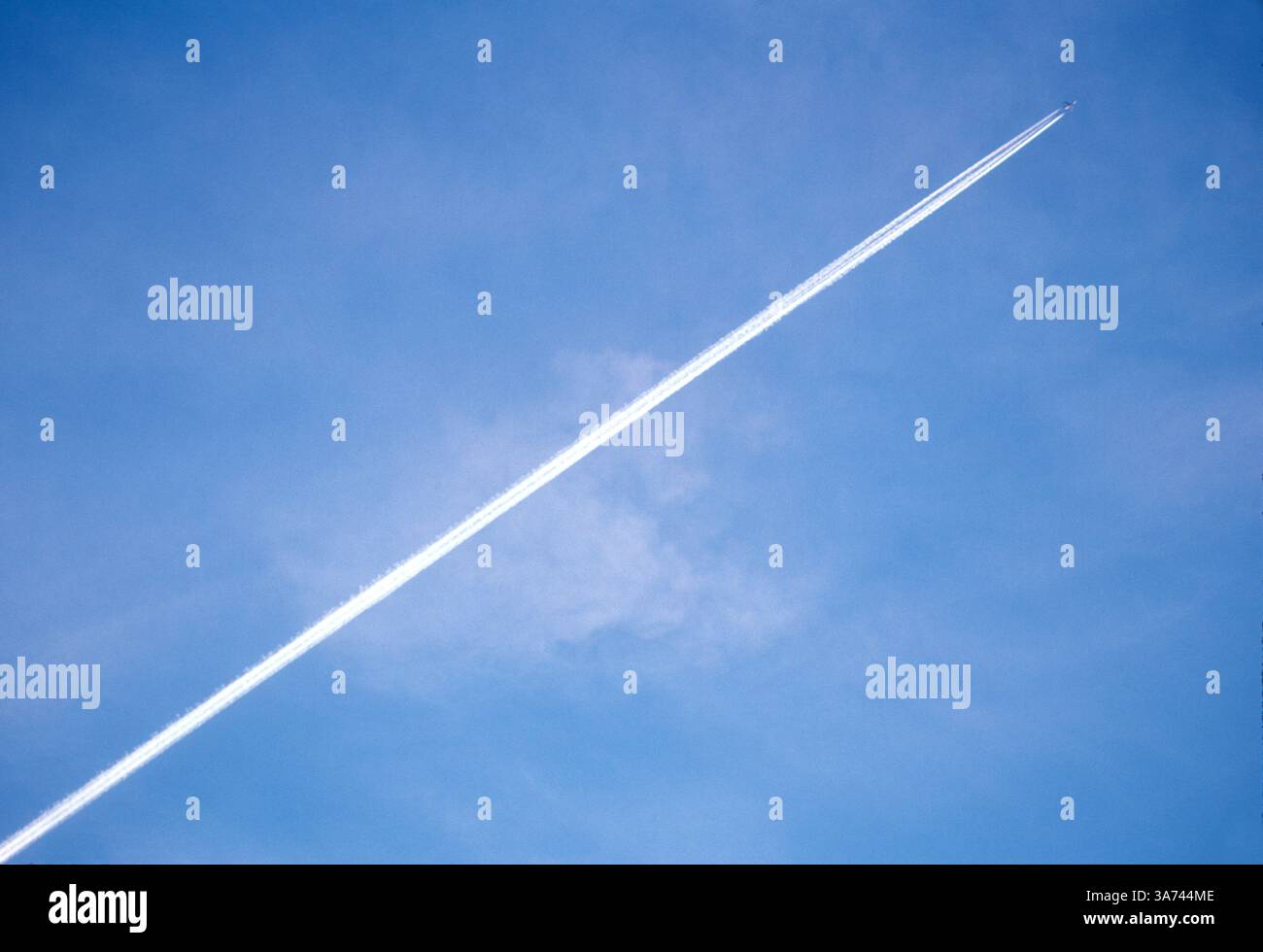 May 26, 1999 - New York City, New York, U.S. - Contrails aka Vapor ...