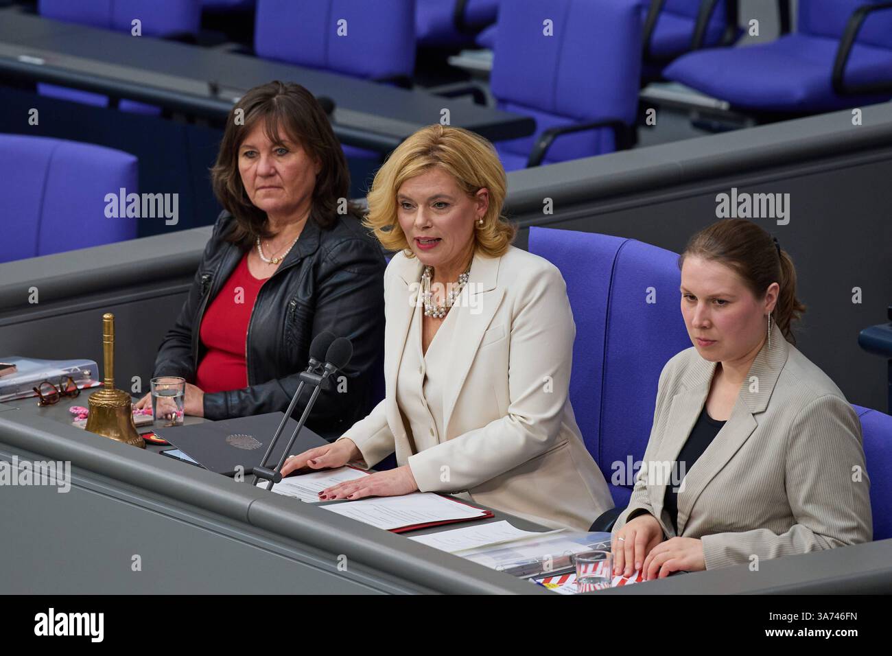 Die CDU-Politikerin Julia Kloeckner Klöckner, Foto Mitte ist neue Bundestagspraesidentin Foto ...