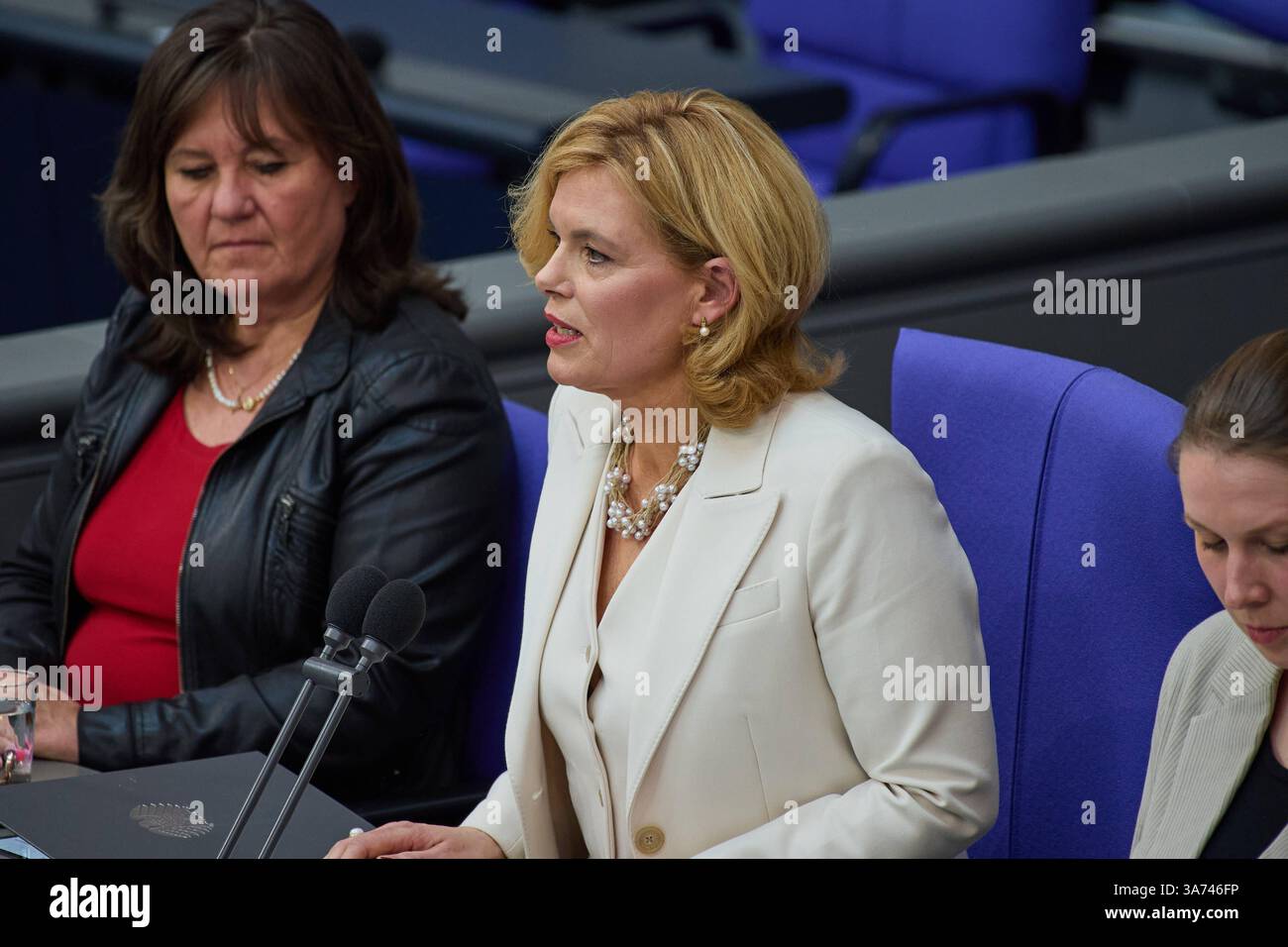 Die CDU-Politikerin Julia Kloeckner Klöckner, Foto Mitte ist neue Bundestagspraesidentin Foto ...