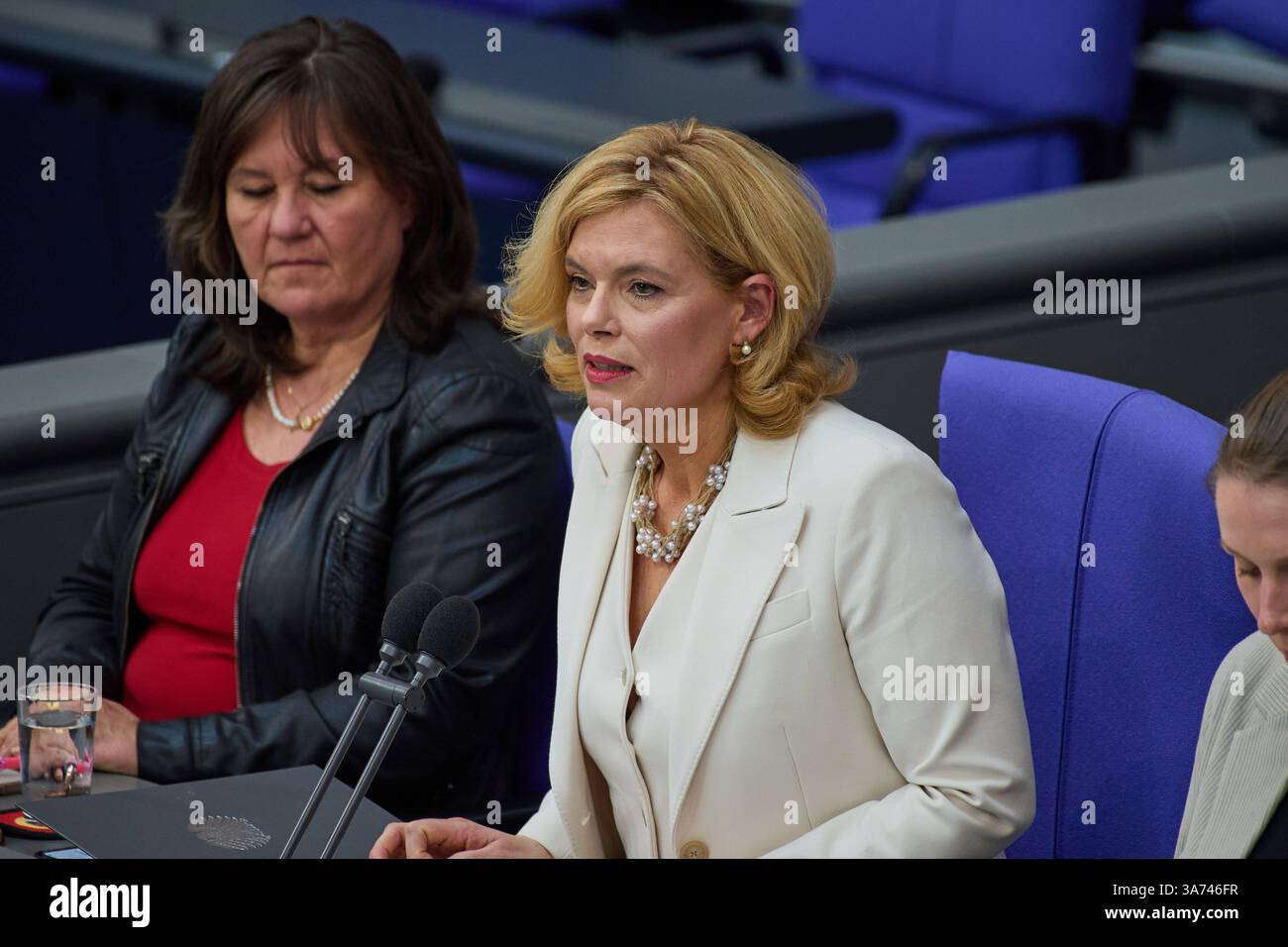 Die CDU-Politikerin Julia Kloeckner Klöckner, Foto Mitte ist neue Bundestagspraesidentin Foto ...