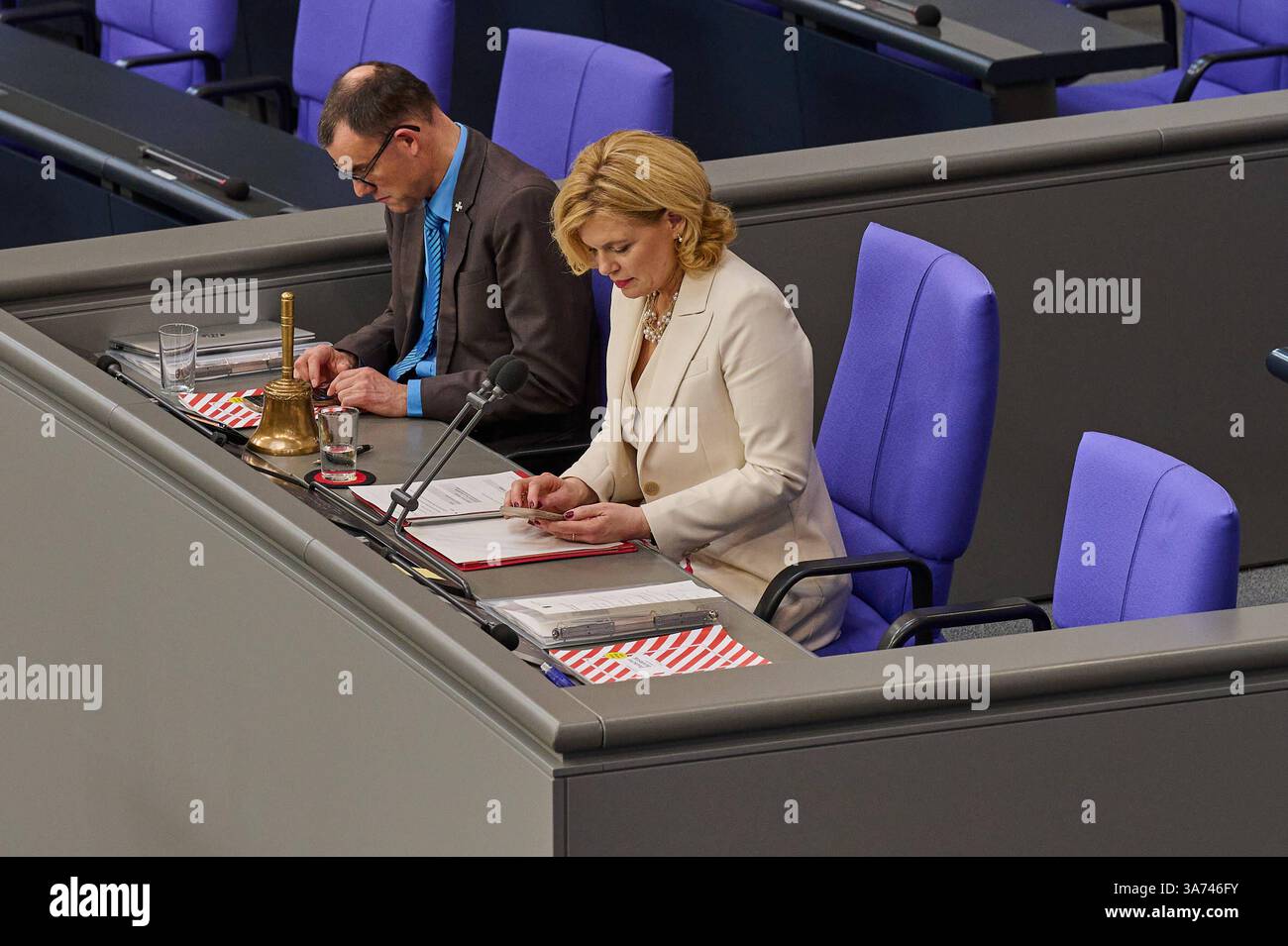 Die CDU-Politikerin Julia Kloeckner Klöckner, Foto re. ist neue Bundestagspraesidentin Foto vom ...