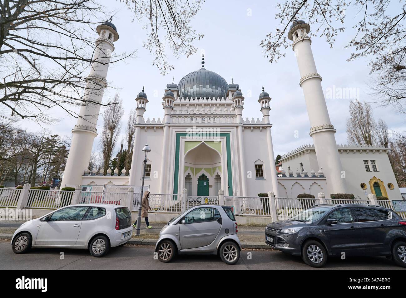 Die Wilmersdorfer Moschee, historisch auch Berliner Moschee, Indische ...