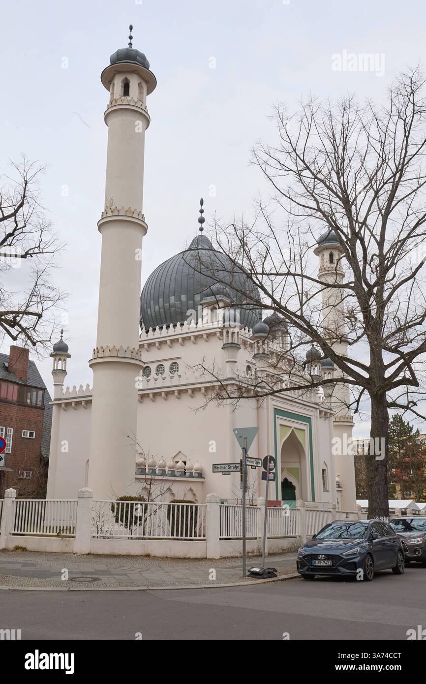 Die Wilmersdorfer Moschee, historisch auch Berliner Moschee, Indische ...
