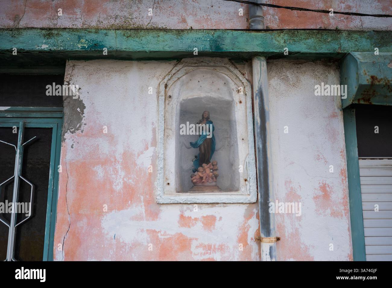 Catholic figures in house facade of Peniche Stock Photo - Alamy