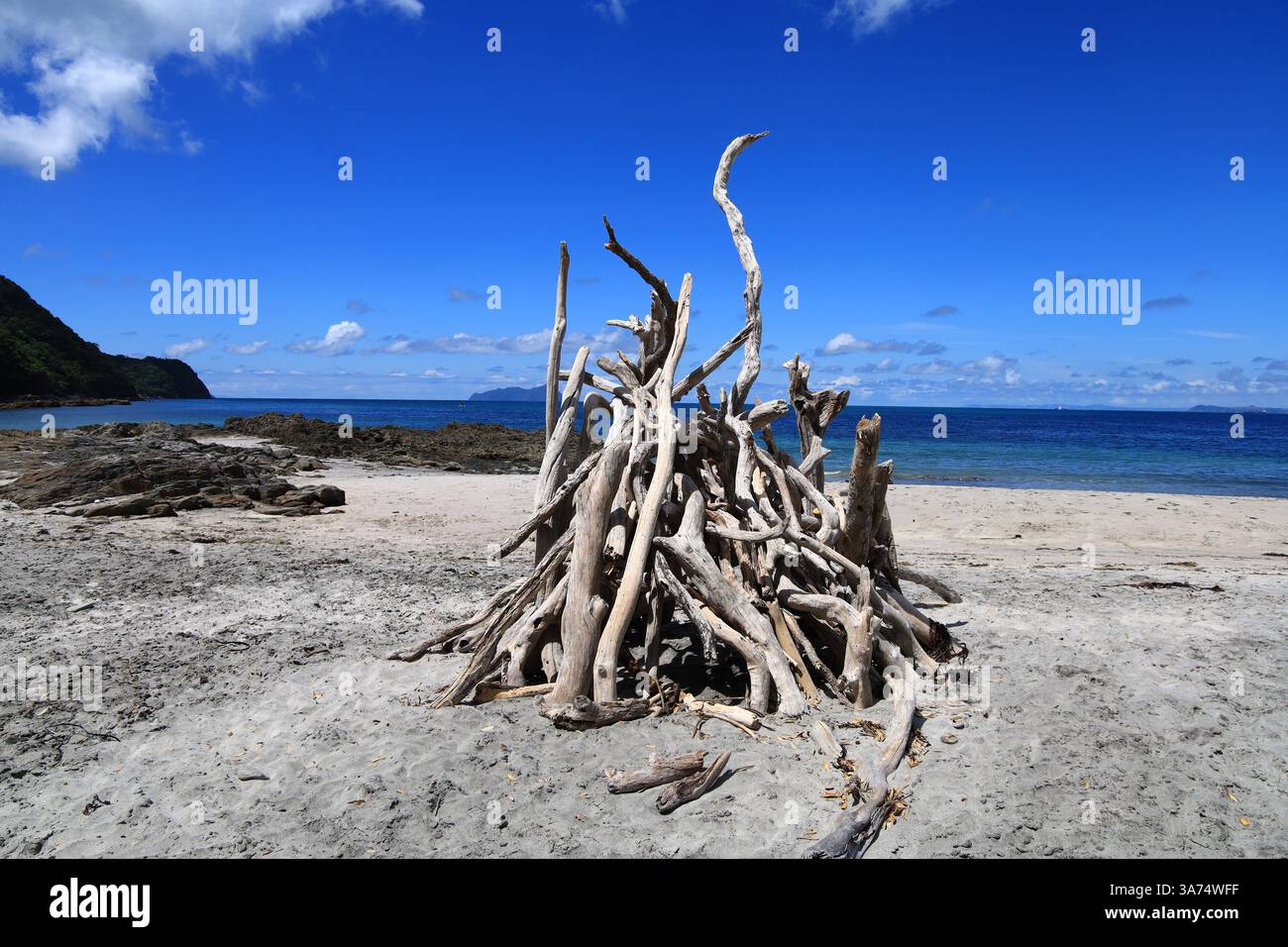 Smuggler's bay is located approximately 30 kilometres southeast of Whangārei city on the ...