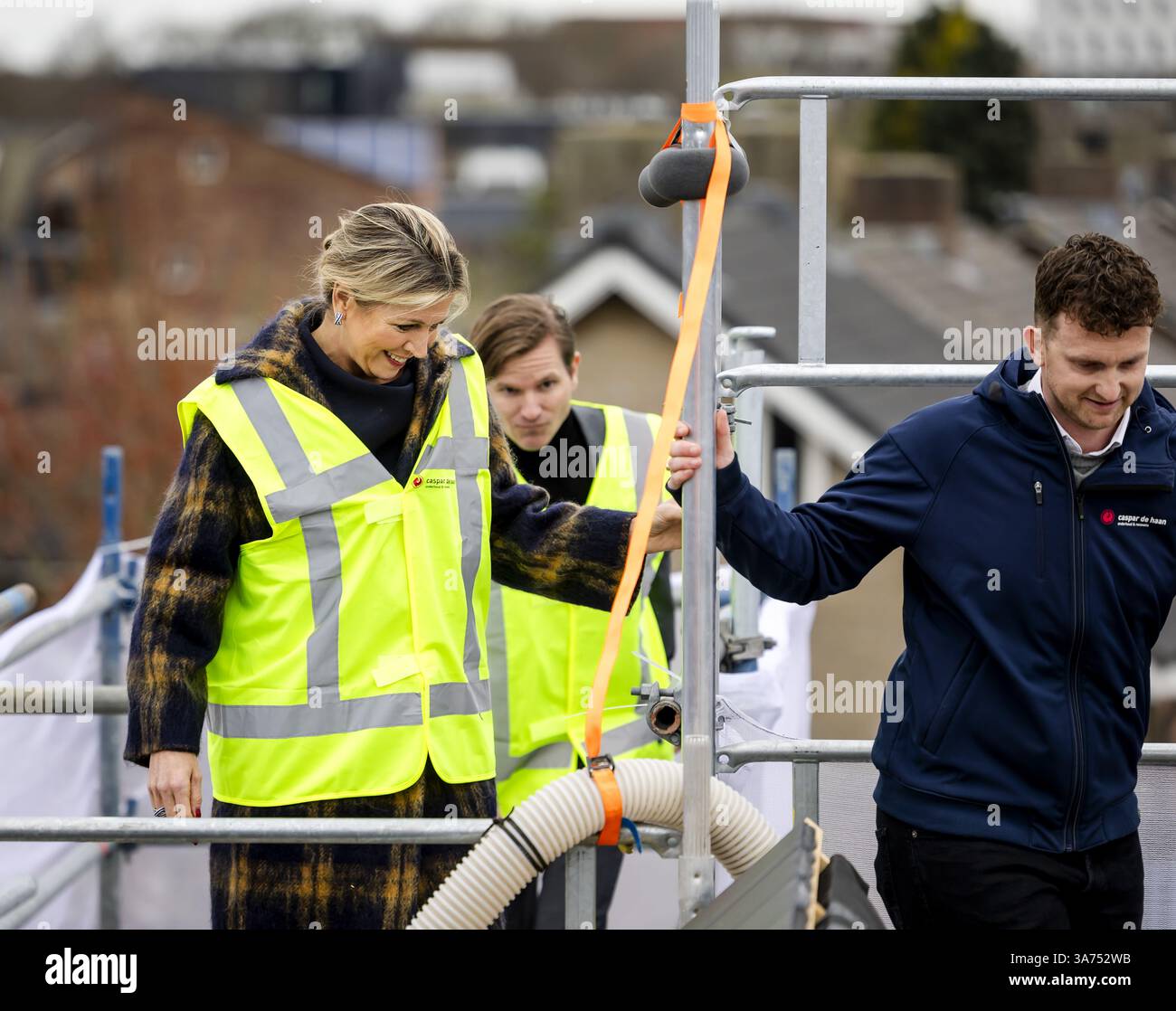 UDEN - Queen Maxima looks at work on a roof during a working visit to a ...