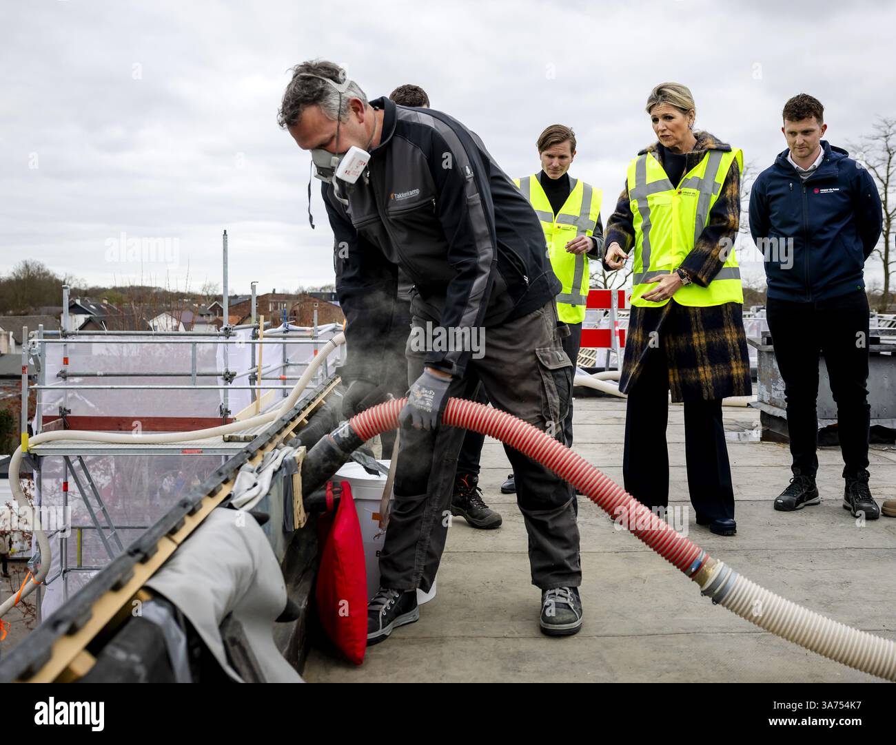 UDEN - Queen Maxima looks at work on a roof during a working visit to a ...