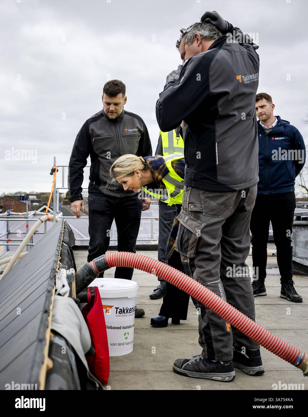 UDEN - Queen Maxima looks at work on a roof during a working visit to a ...