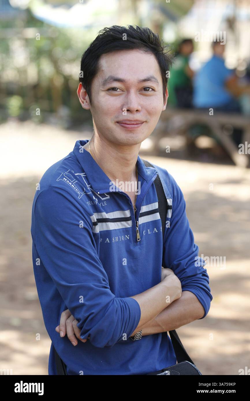 Oct. 14, 2012 - Yangon, MYANMAR - RGN0 20121014 YANGON, MYANMAR : Burmese high school boy is ...