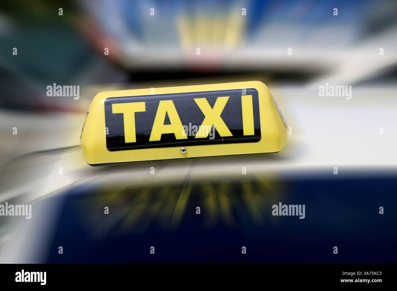 ACHTUNG BILD WURDE BEARBEITET Hier der Blick auf ein Taxi Dachzeichen ...